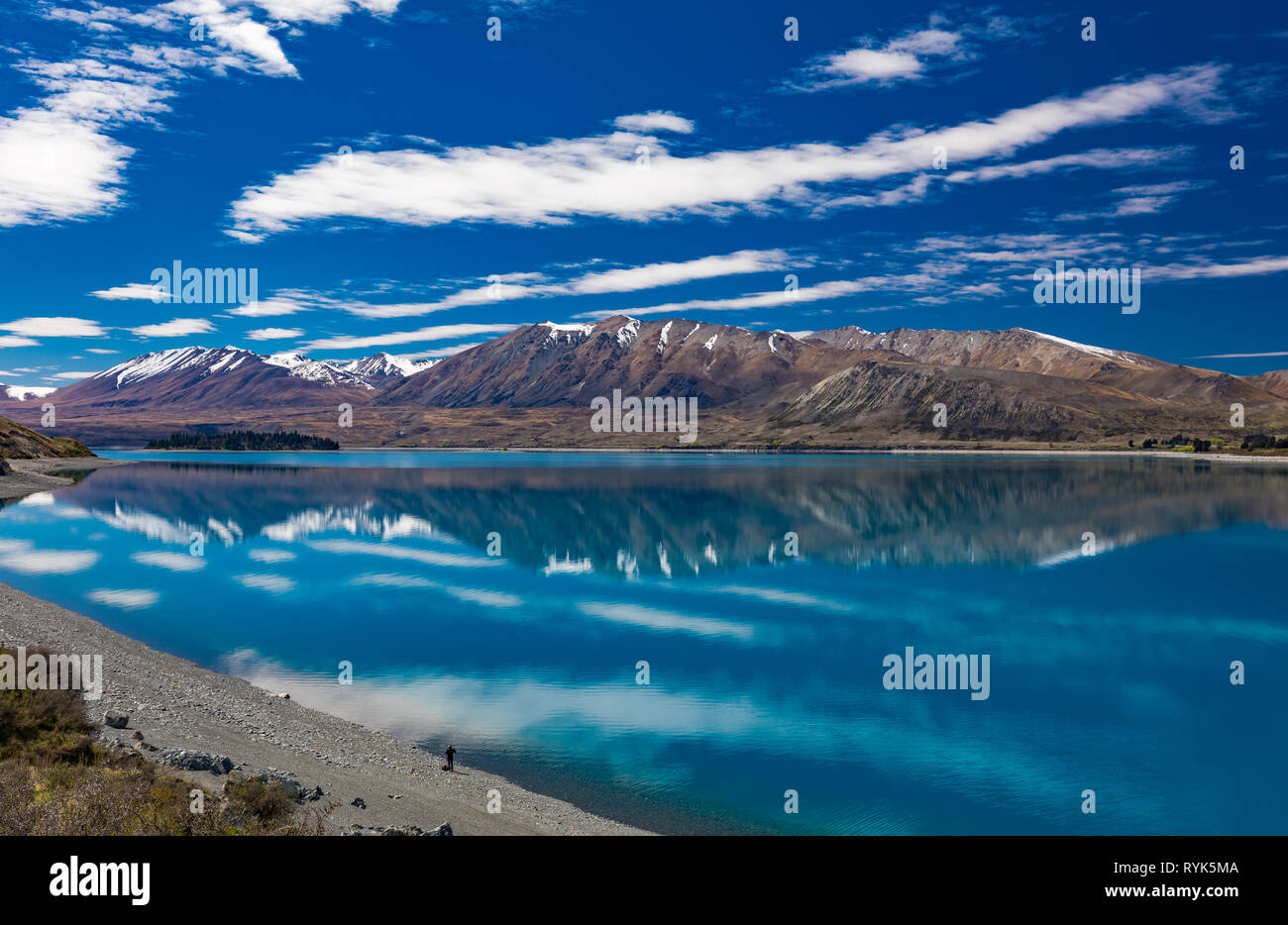 Beautiful Lake Tekapo with reflection of sky and mountains, New Zealand ...
