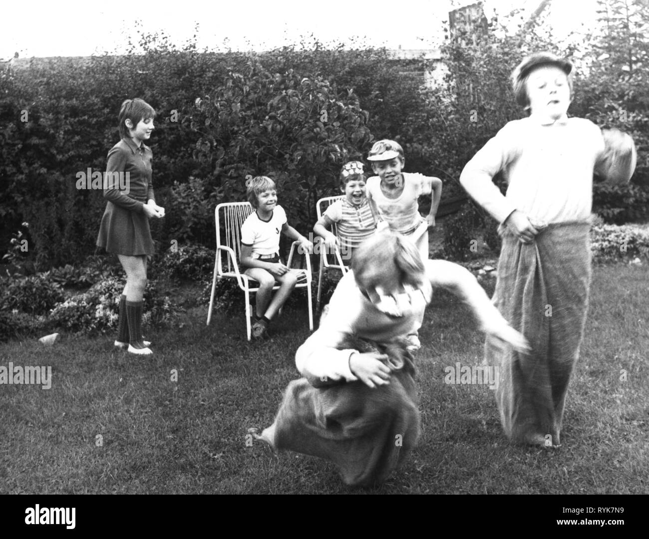 Sack races of children hi-res stock photography and images - Alamy