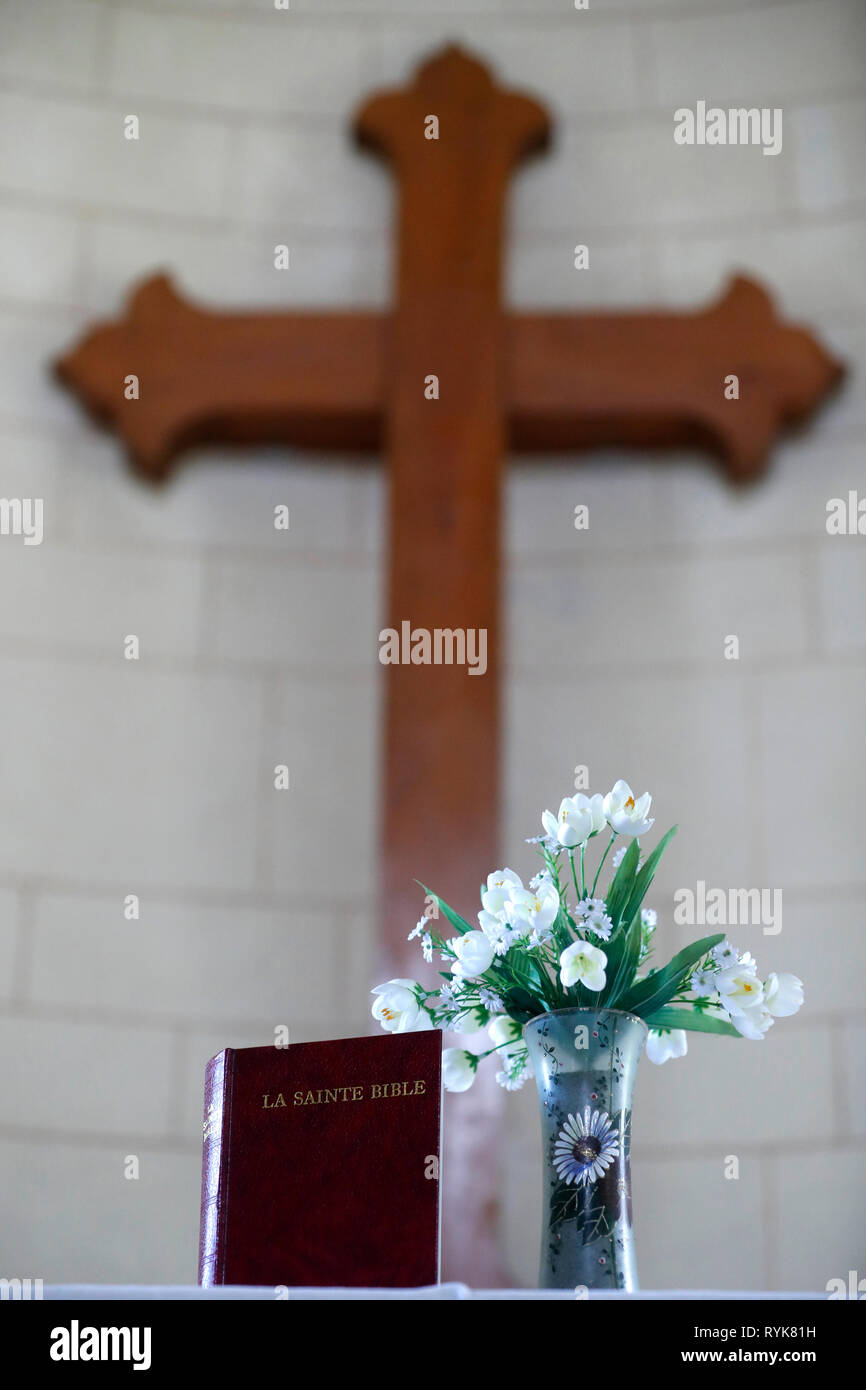 Bible and cross hi-res stock photography and images - Alamy