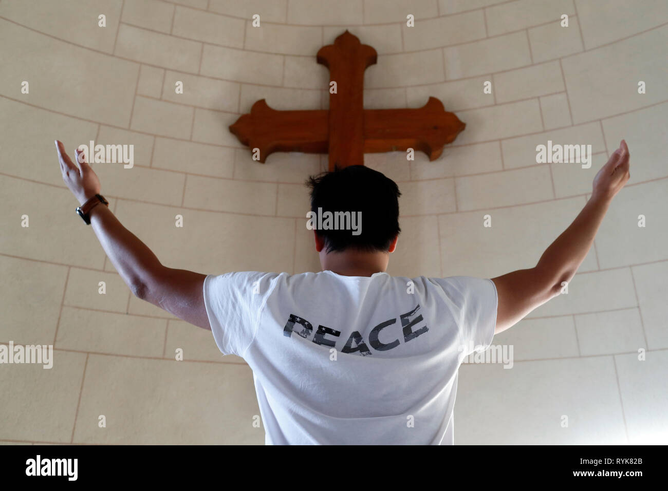 Man praying cross france france hi-res stock photography and images - Alamy