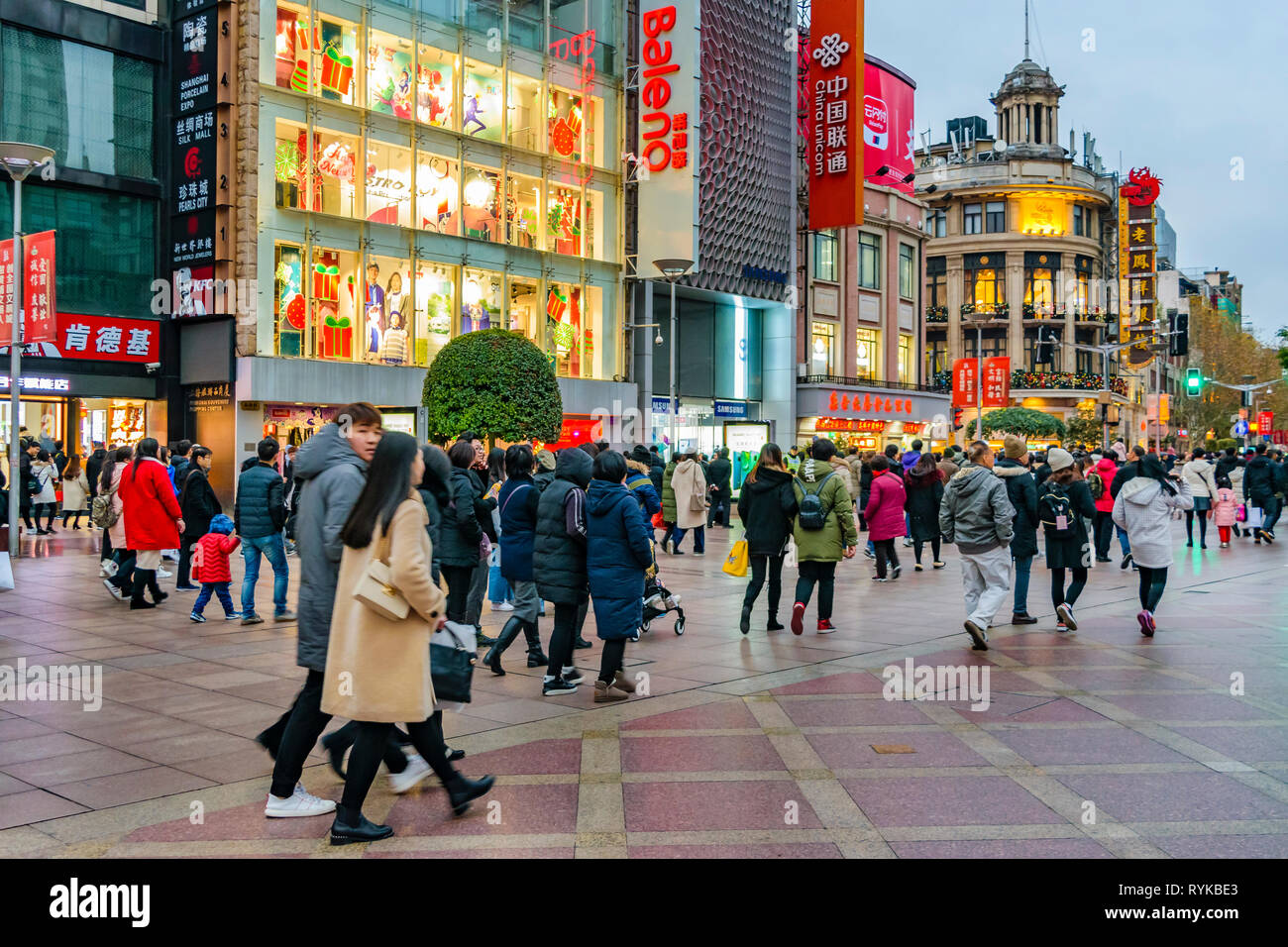 Shanghai street crowd hi-res stock photography and images - Alamy