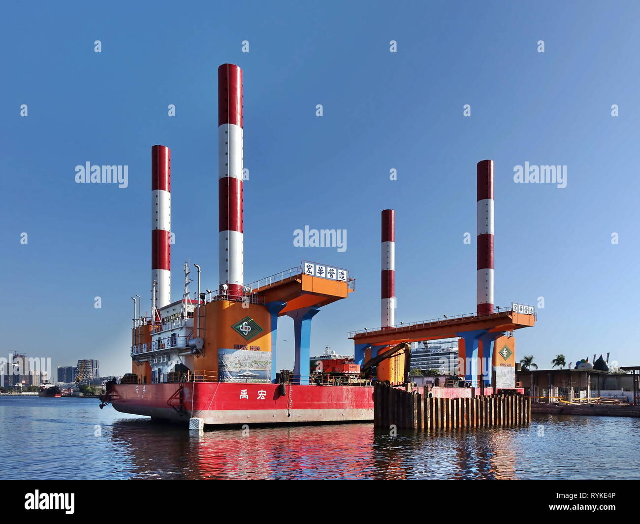 Dock project hi-res stock photography and images - Alamy