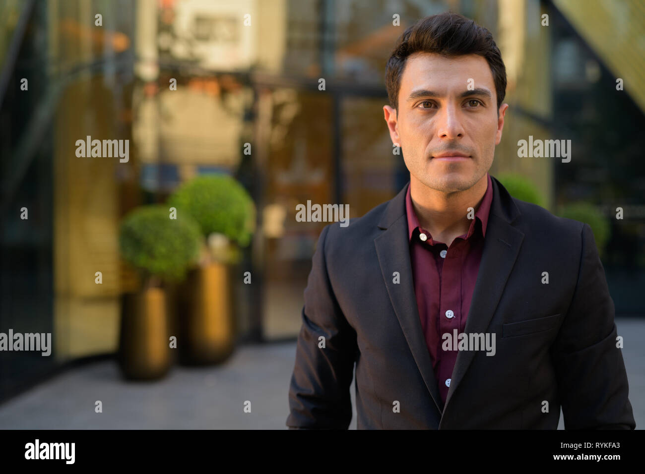 Office building outside people hi-res stock photography and images - Alamy