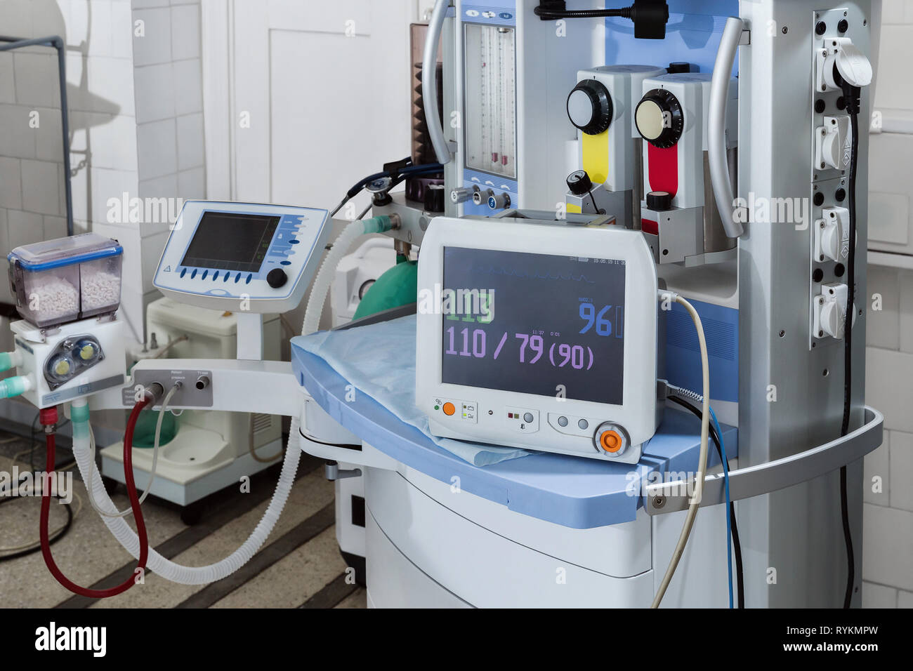 Resuscitation ward hospital hi-res stock photography and images - Alamy