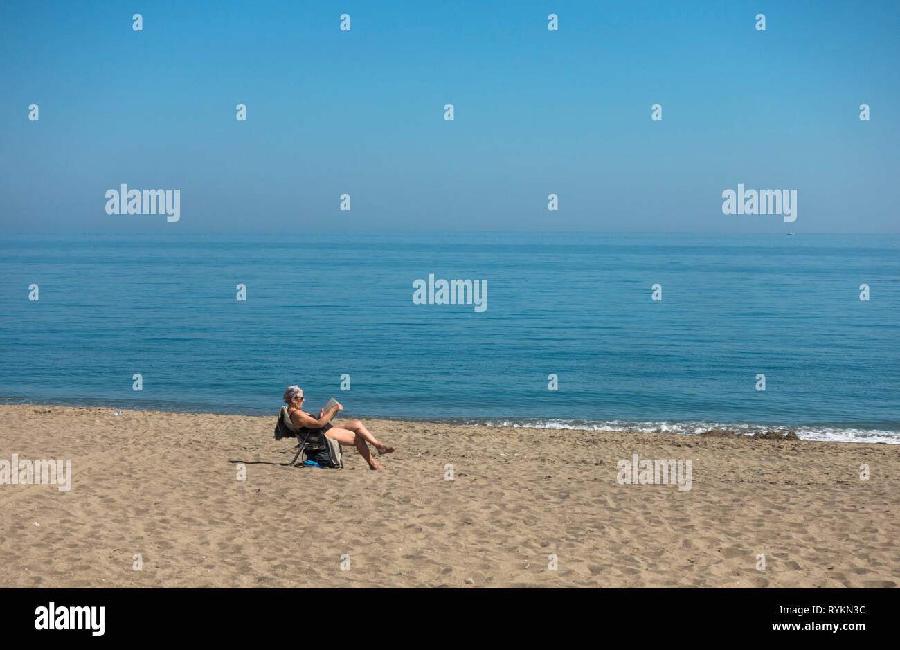Tourist sunbathing reading book hi-res stock photography and images - Alamy