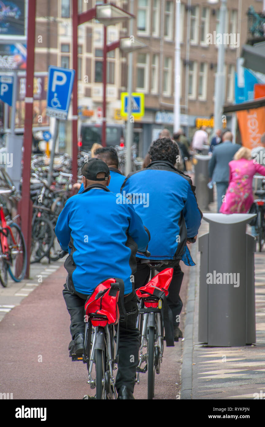 Fedex by bicycle hi-res stock photography and images - Alamy