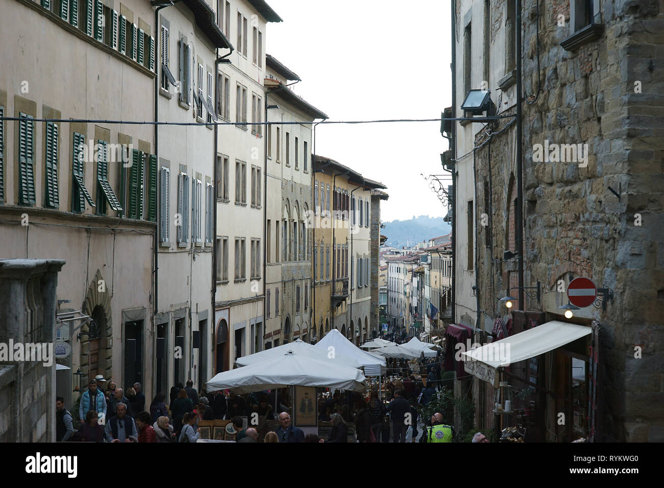 Mercato antiquario aerezzo hi-res stock photography and images - Alamy