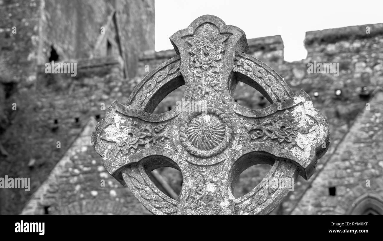 The High Cross in the Rock of Cashel stonehenge. In the grounds around ...