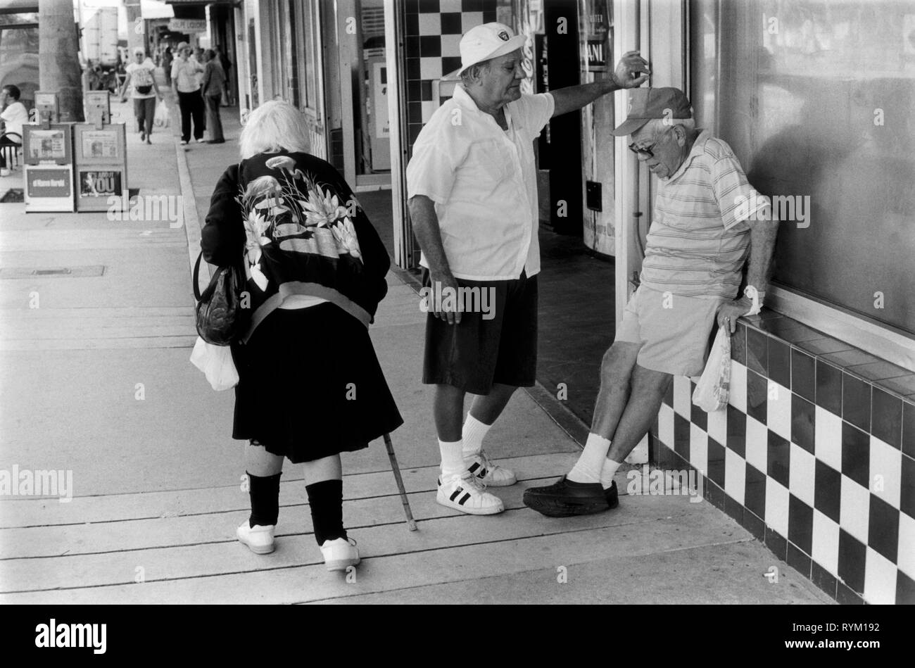 SENIORS SOUTH BEACH 1990S USA FLORIDA Two old men passing the time of ...