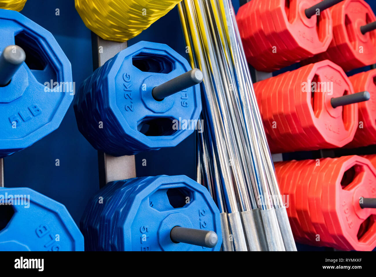 Red weight plates hi-res stock photography and images - Alamy