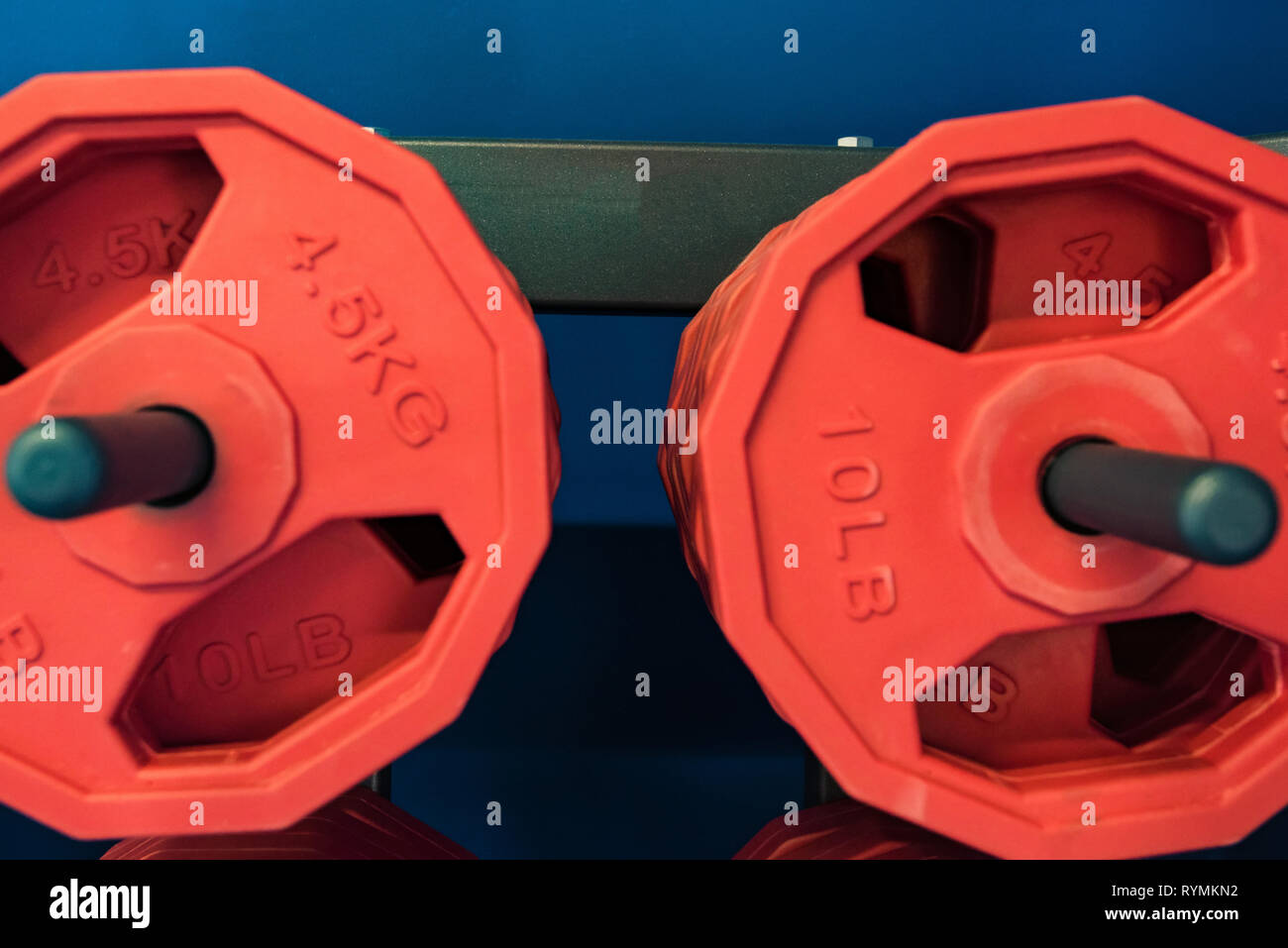 Red weight plates hi-res stock photography and images - Alamy