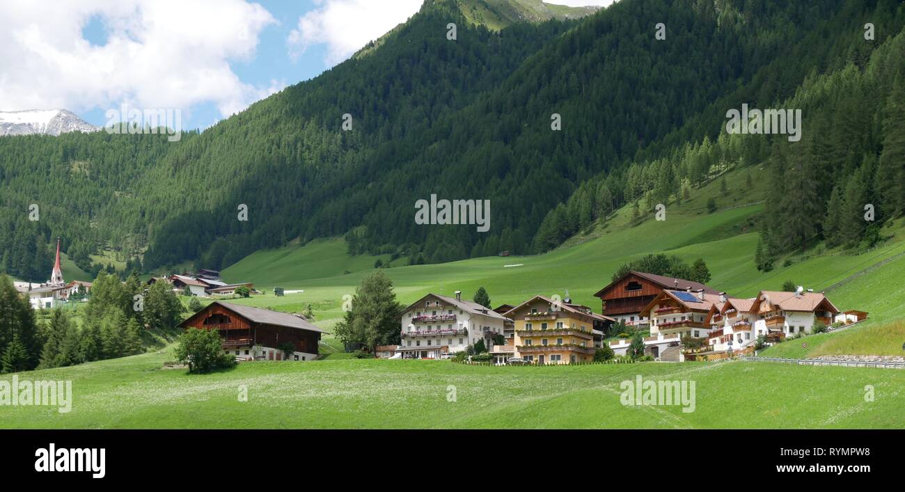 Alpine houses hi-res stock photography and images - Alamy