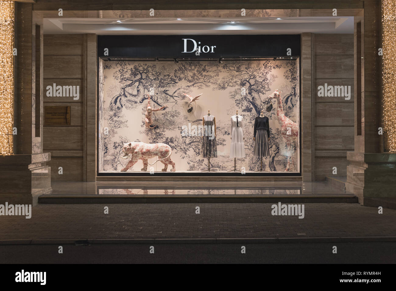 Dior shop front hi-res stock photography and images - Alamy