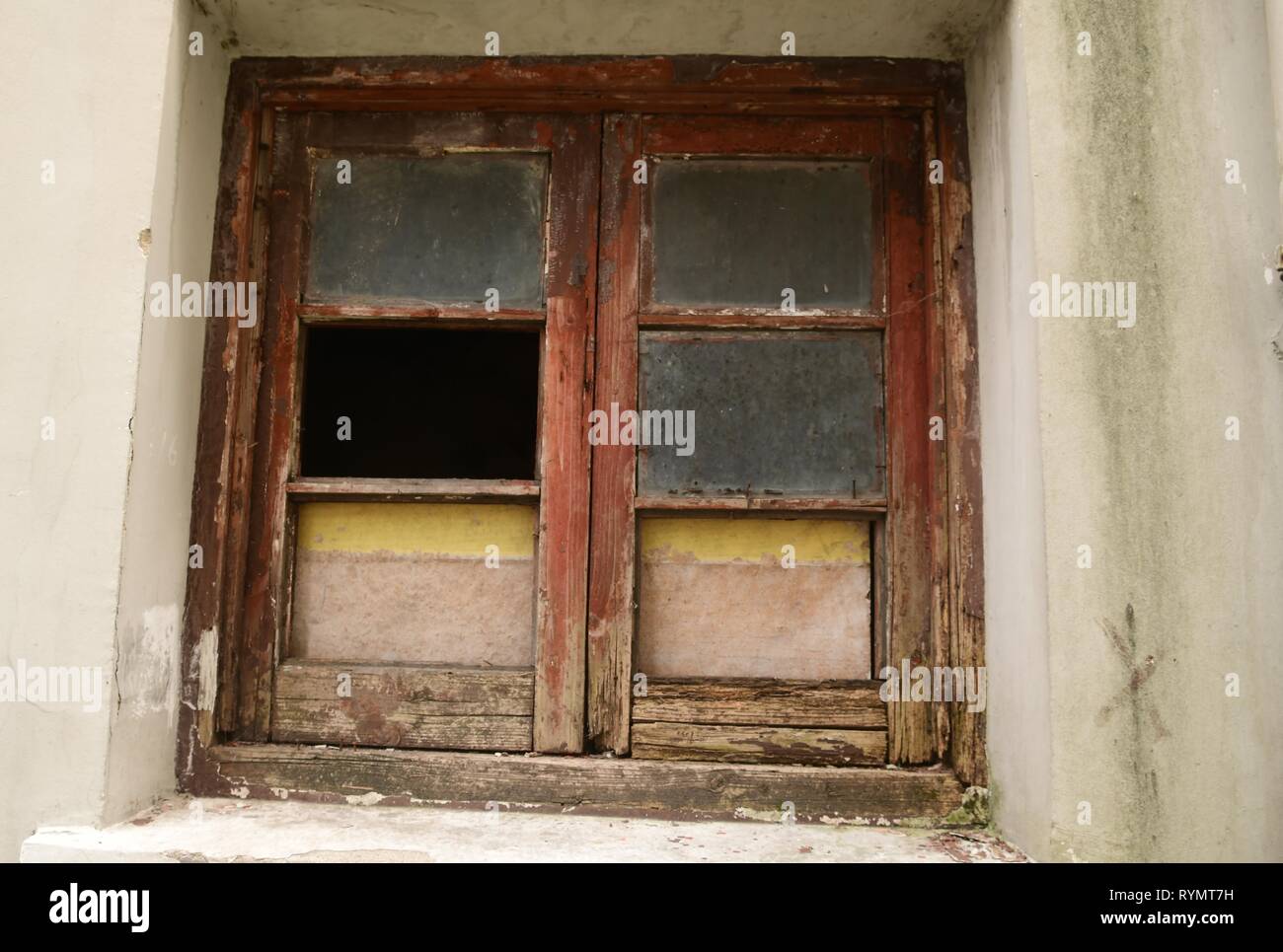 old wooden window with missing glasses Stock Photo - Alamy
