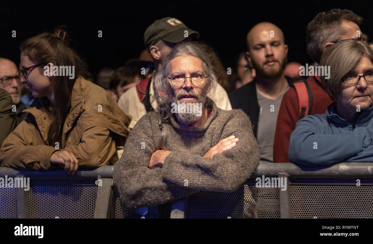 People watching live music hi-res stock photography and images - Alamy