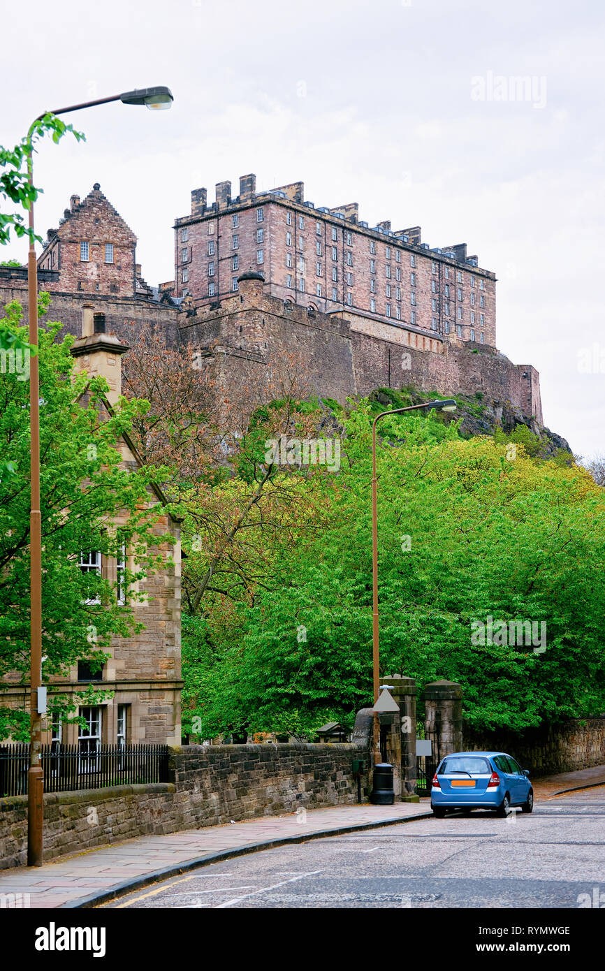 Street view with Edinburgh Castle in Scotland in the UK Stock Photo - Alamy