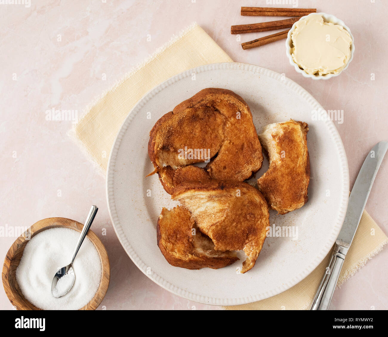 Pink butter knife hi-res stock photography and images - Alamy