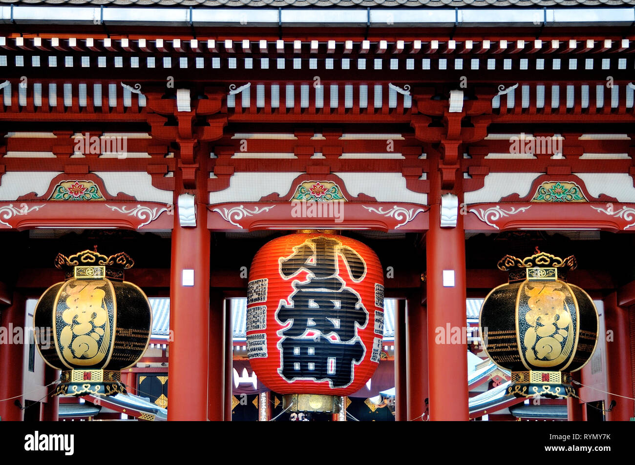 TOKYO, JAPAN - 12th JULY 2018 : A detail view of the Kaminarimon gate ...