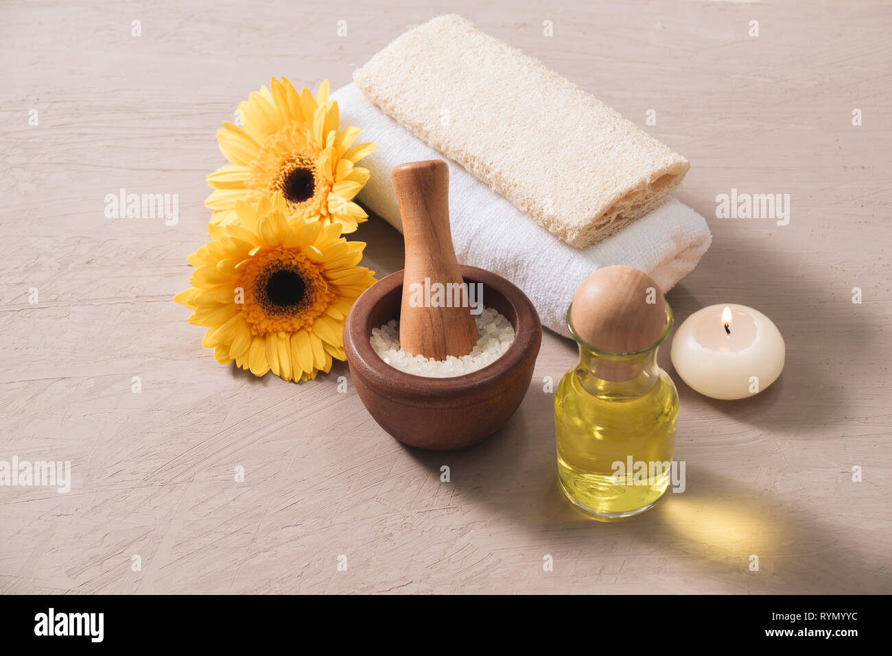 Flowers for spa. Spa composition with daisy flowers Stock Photo - Alamy