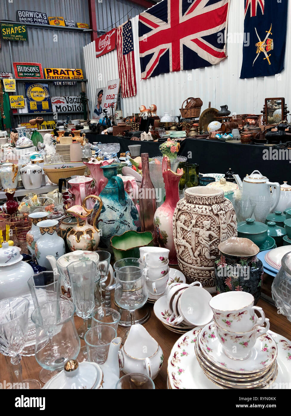 Vintage signs antique market hi-res stock photography and images - Alamy