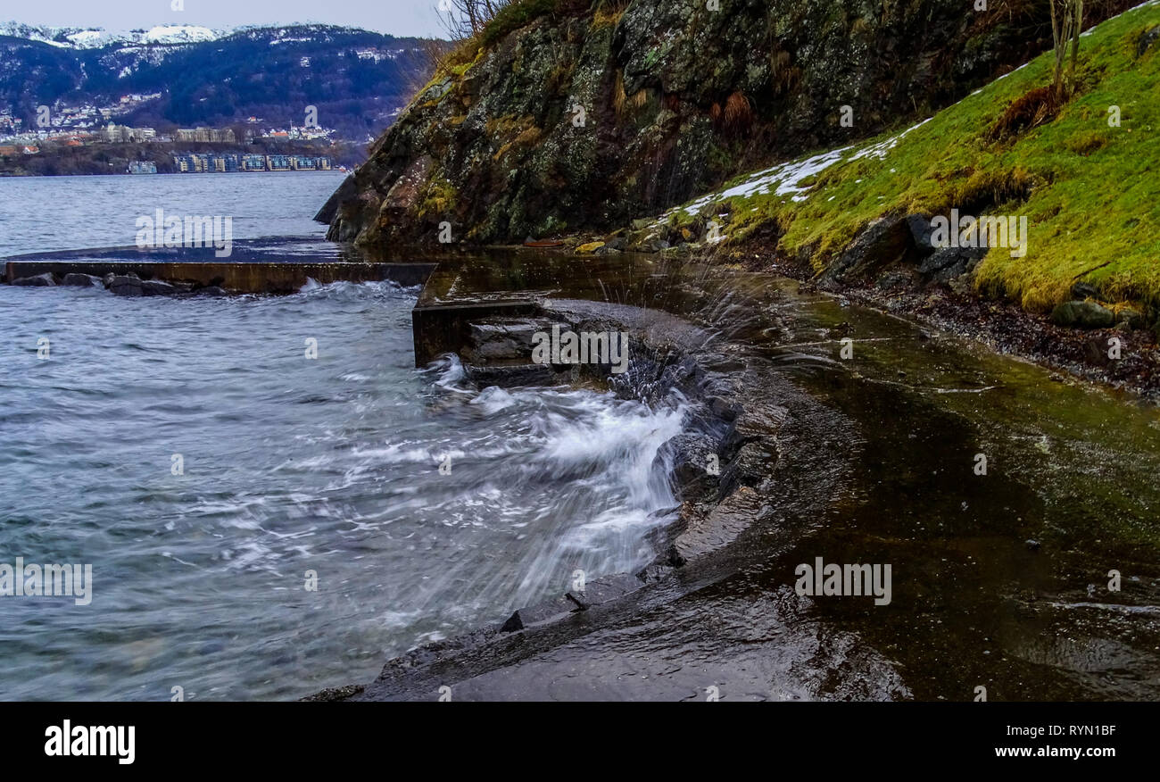 Wave crashes on rock hi-res stock photography and images - Alamy