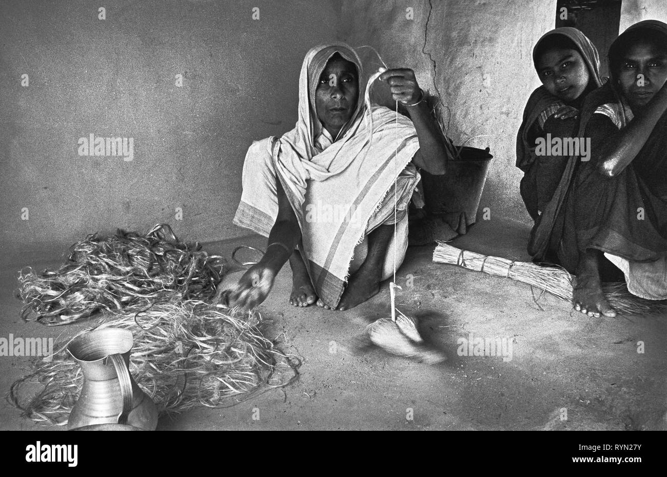 8/4 Thanapara jute handicraft maker Stock Photo - Alamy