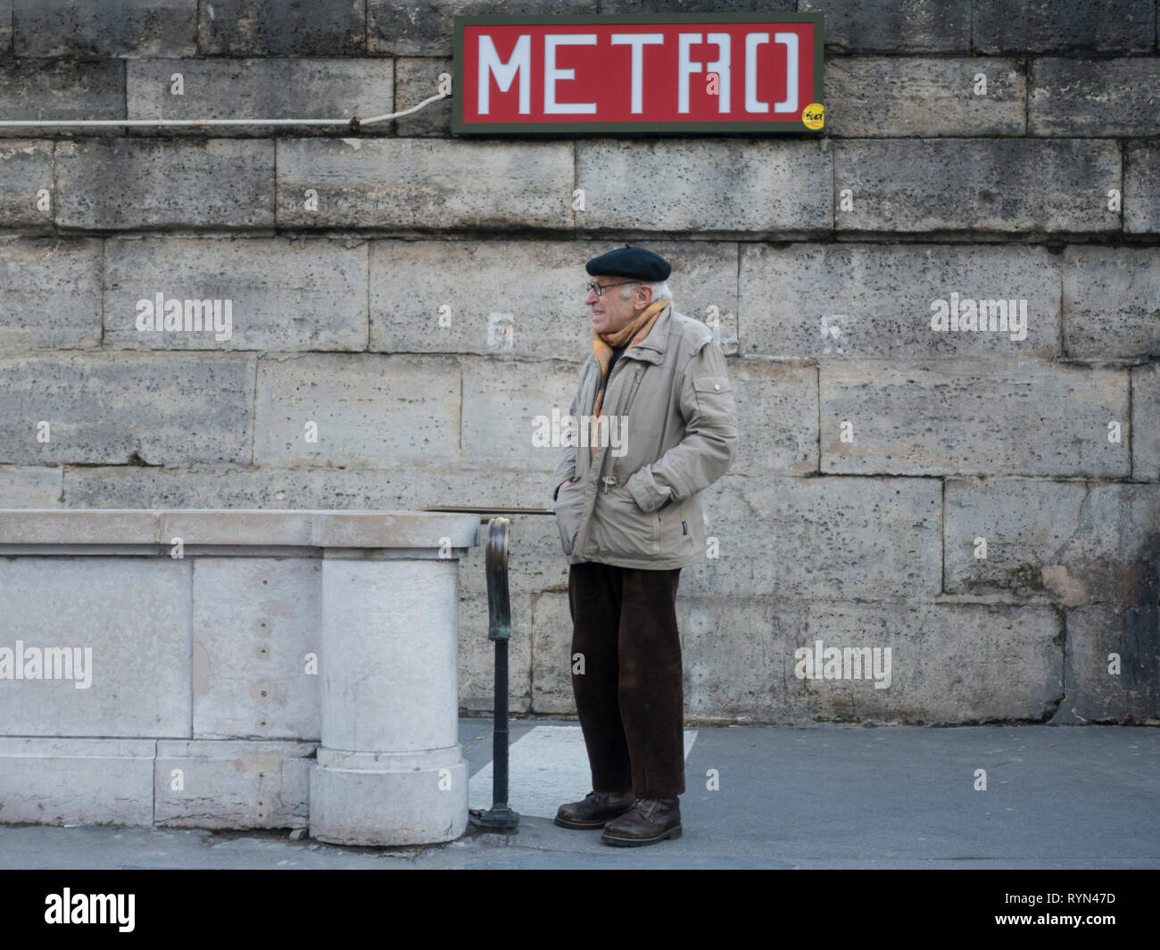 Frenchman beret hi-res stock photography and images - Alamy