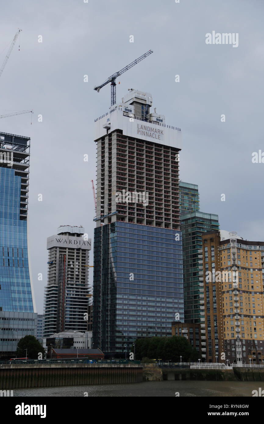 Buildings along the thames hi-res stock photography and images - Alamy