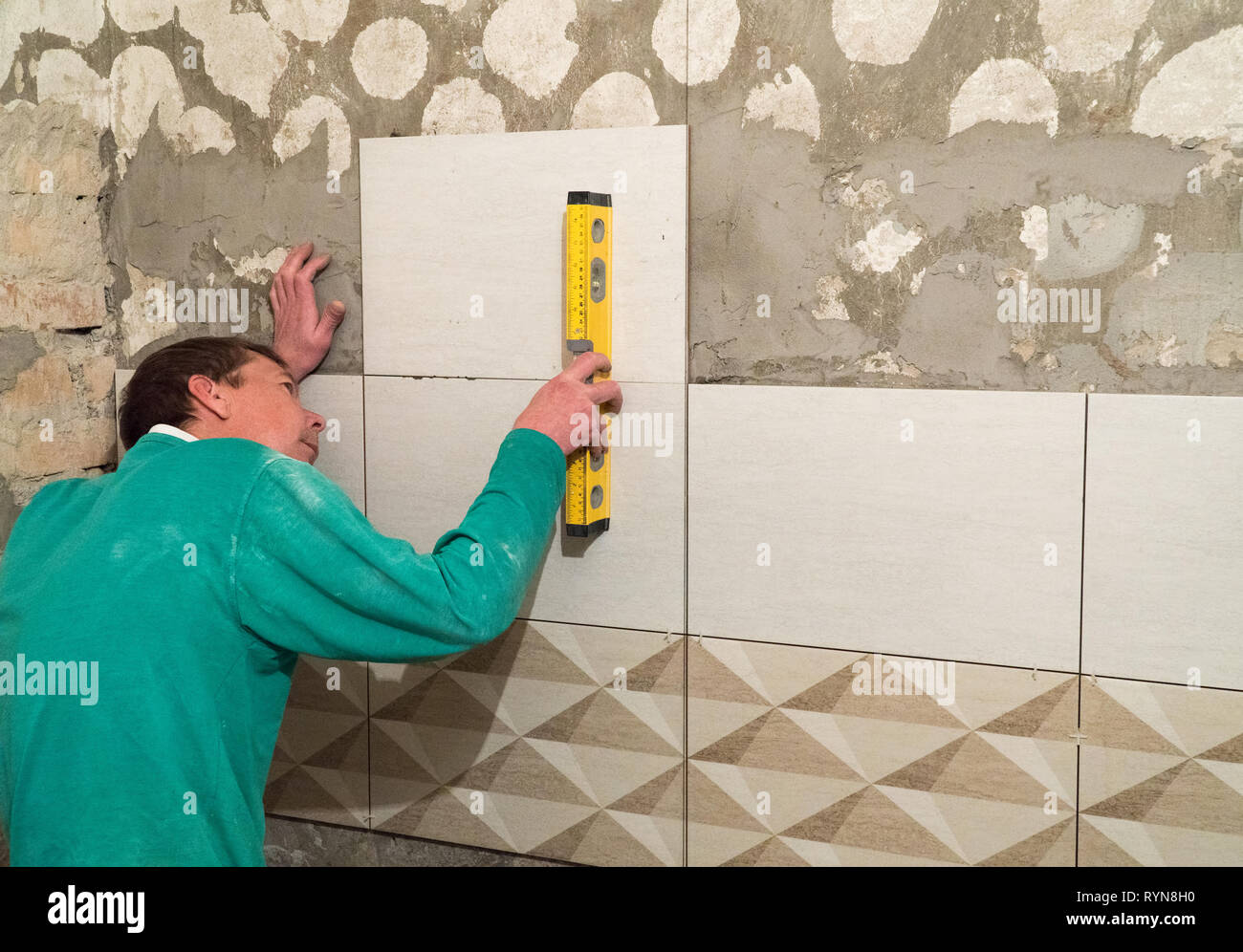 Worker tile hi-res stock photography and images - Alamy