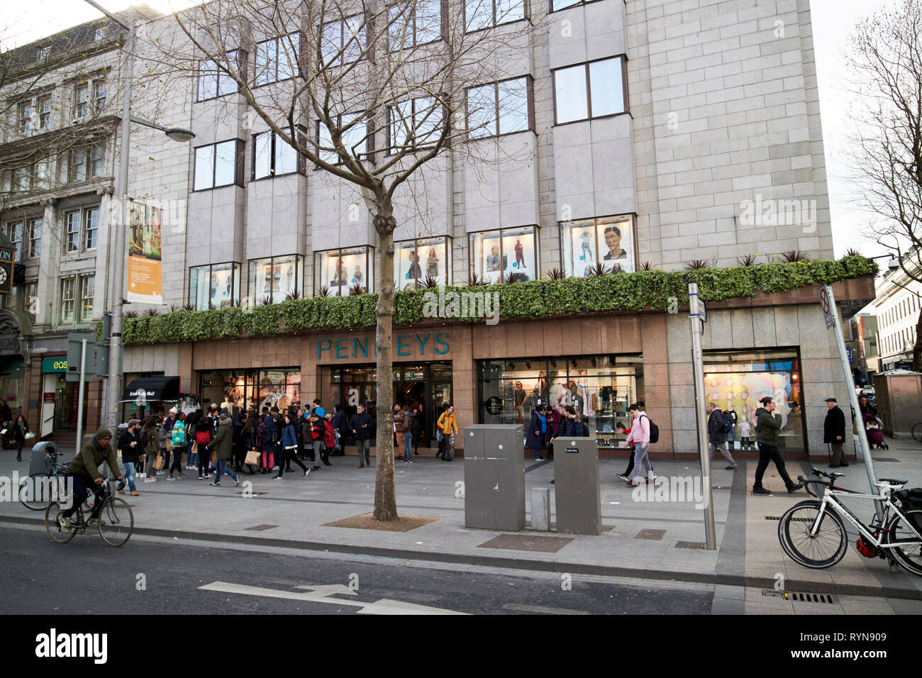 Primark shopping center hi-res stock photography and images - Alamy