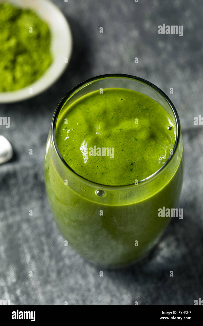 Healthy Homemade Matcha Breakfast Smoothie with Spinach and Banana ...
