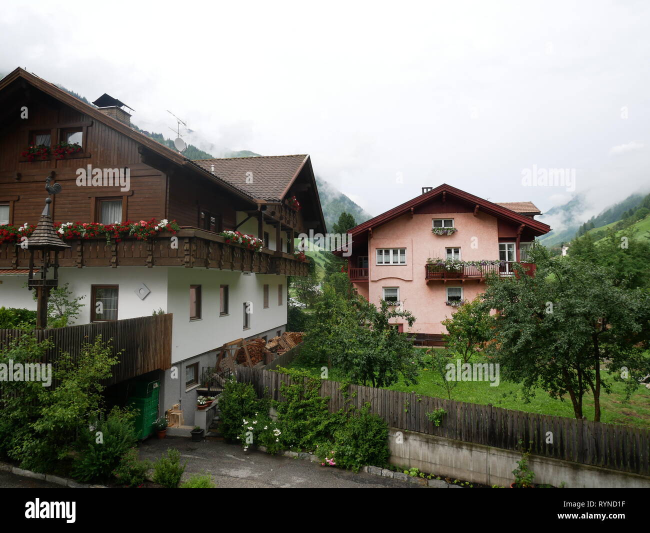 Alpine houses hi-res stock photography and images - Alamy