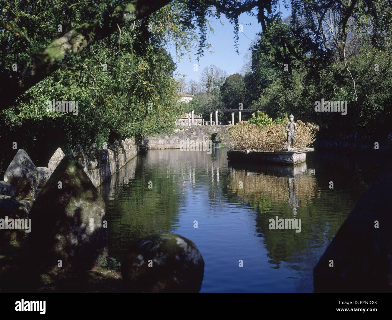 EXTERIOR-ESTANQUE CON BARCA Y PESCADOR EN MADERA. Location: PAZO DE LA ...