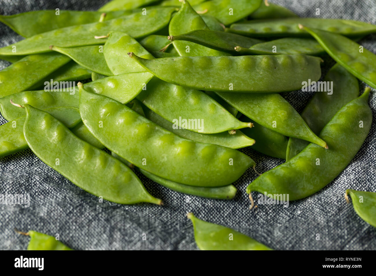 Snow pea ripe hi-res stock photography and images - Alamy