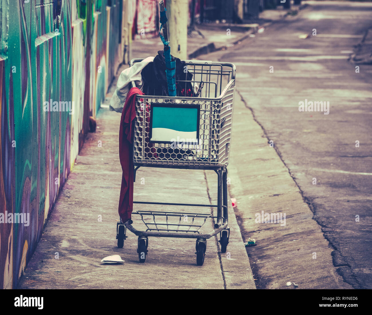Homeless shopping cart hi-res stock photography and images - Alamy