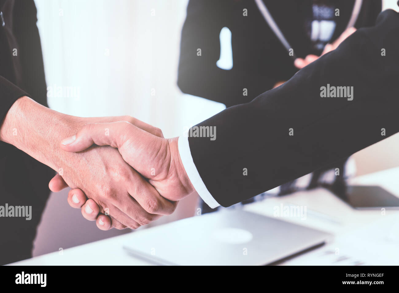 Business hand shake hi-res stock photography and images - Alamy