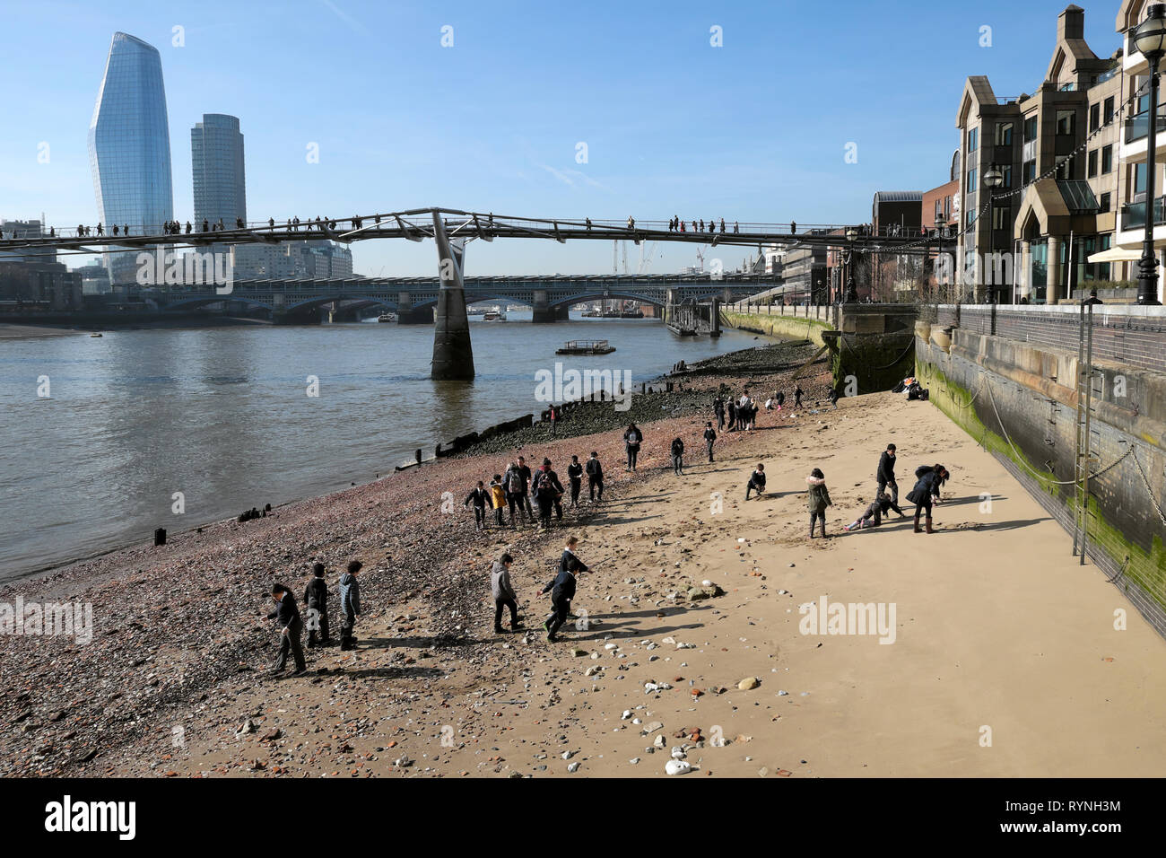 Kids playing in sunshine london hi-res stock photography and images - Alamy