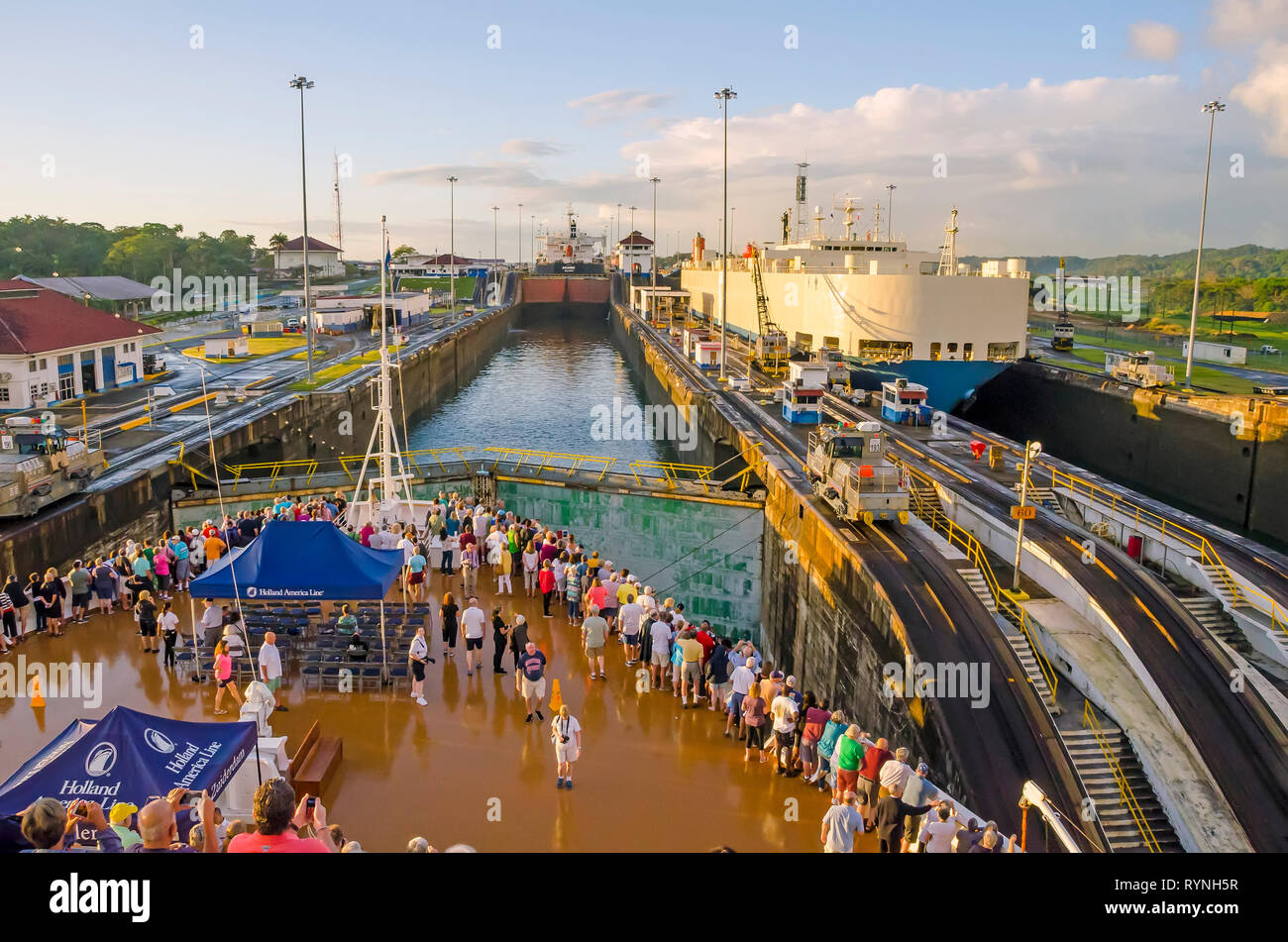 Panama canal locks hi-res stock photography and images - Alamy