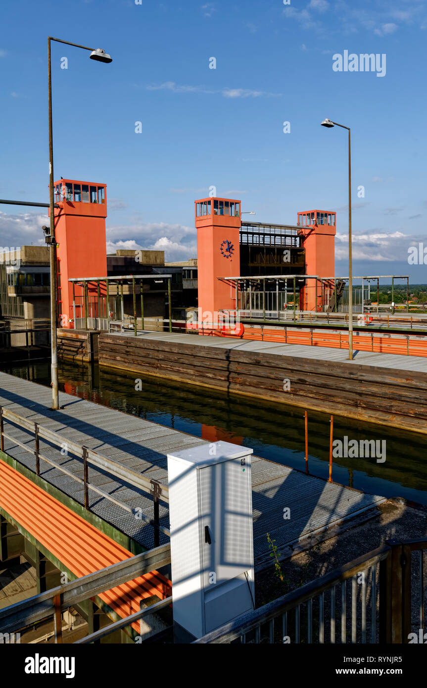 Schiffshebewerk luneburg twin ship lift of elbe seitenkanal elbe ...