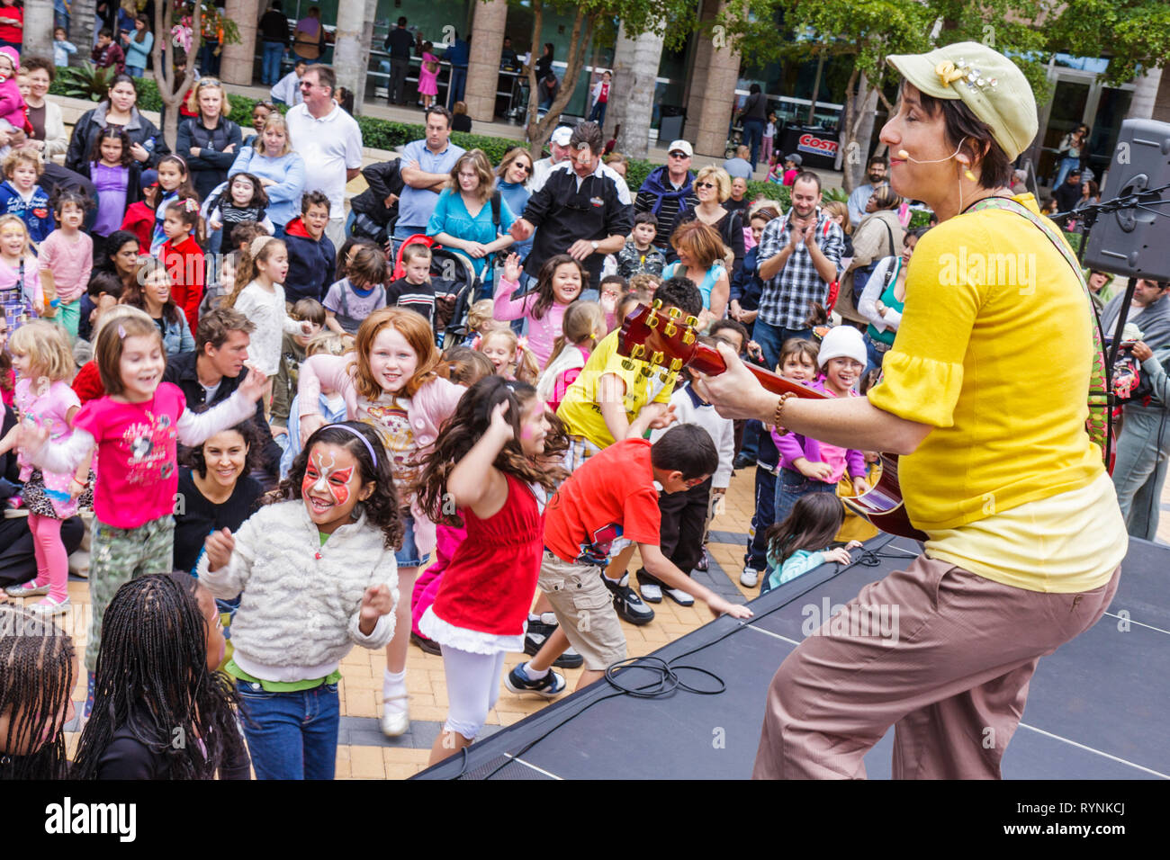 Kids sing and dance hi-res stock photography and images - Alamy