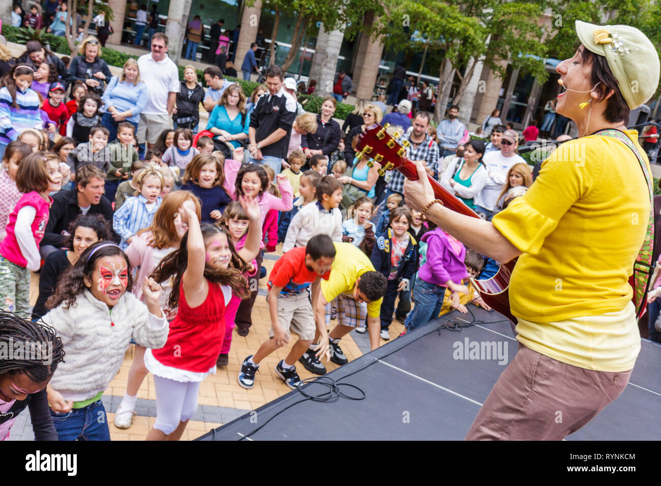 Adult singing to children hi-res stock photography and images - Alamy