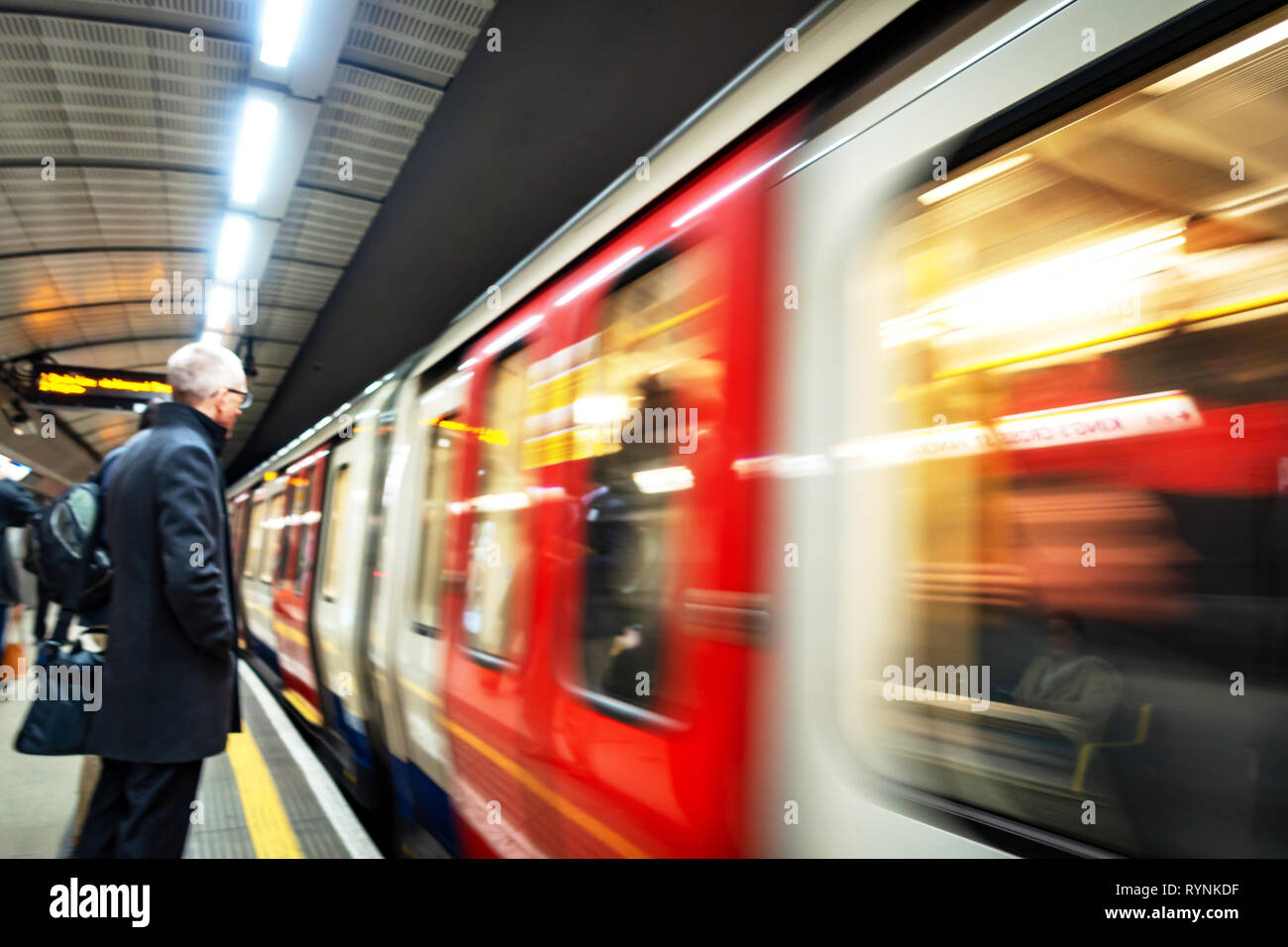Commuters wait for the approaching tube train full of passengers Stock ...