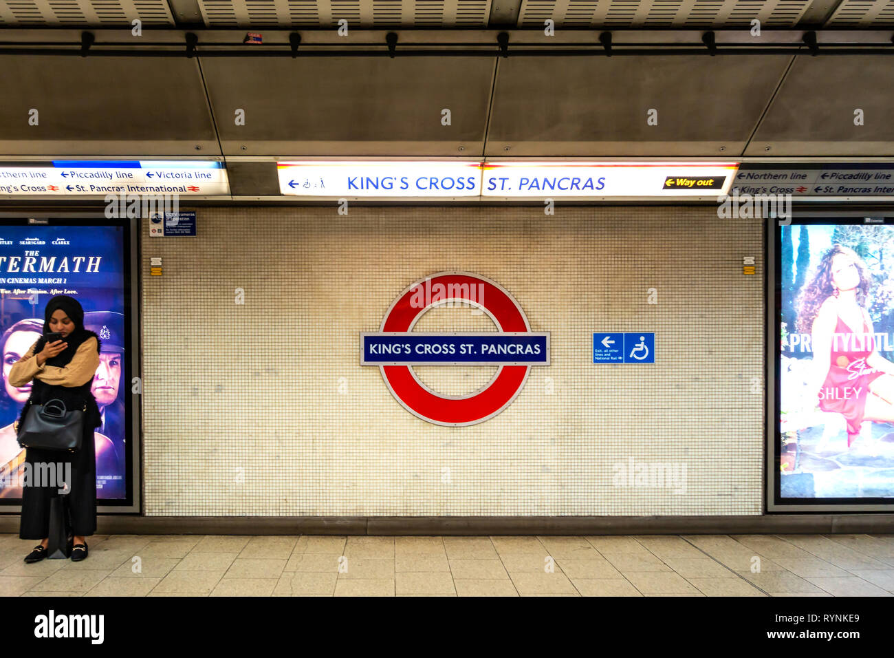 Kings cross underground platform hi-res stock photography and images ...