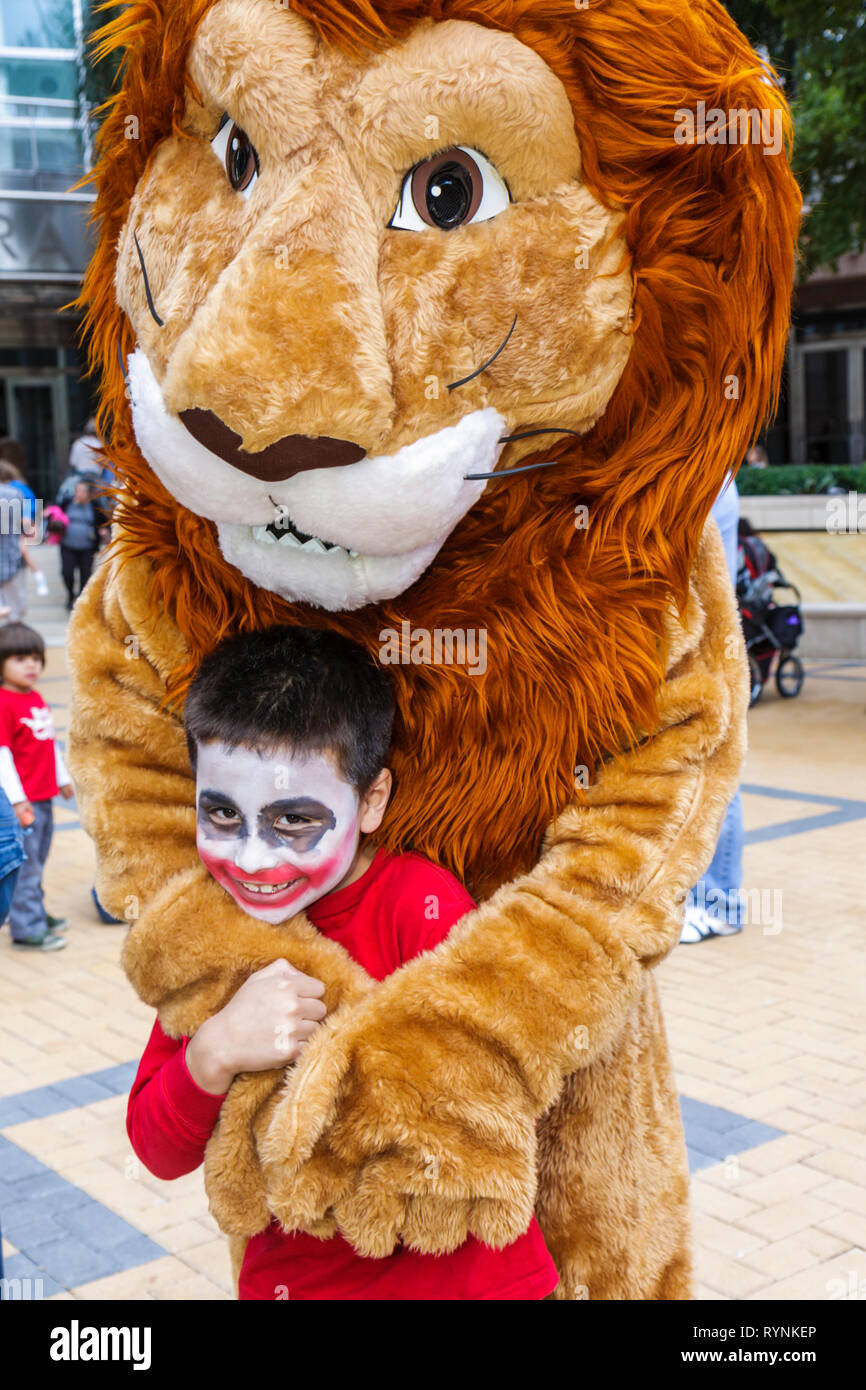 Face paint lion hi-res stock photography and images - Alamy