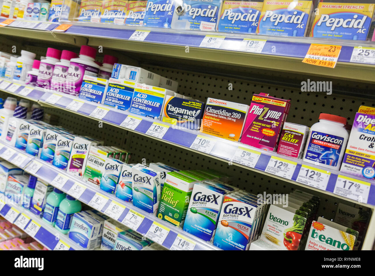 Competing brands shelves hi-res stock photography and images - Alamy