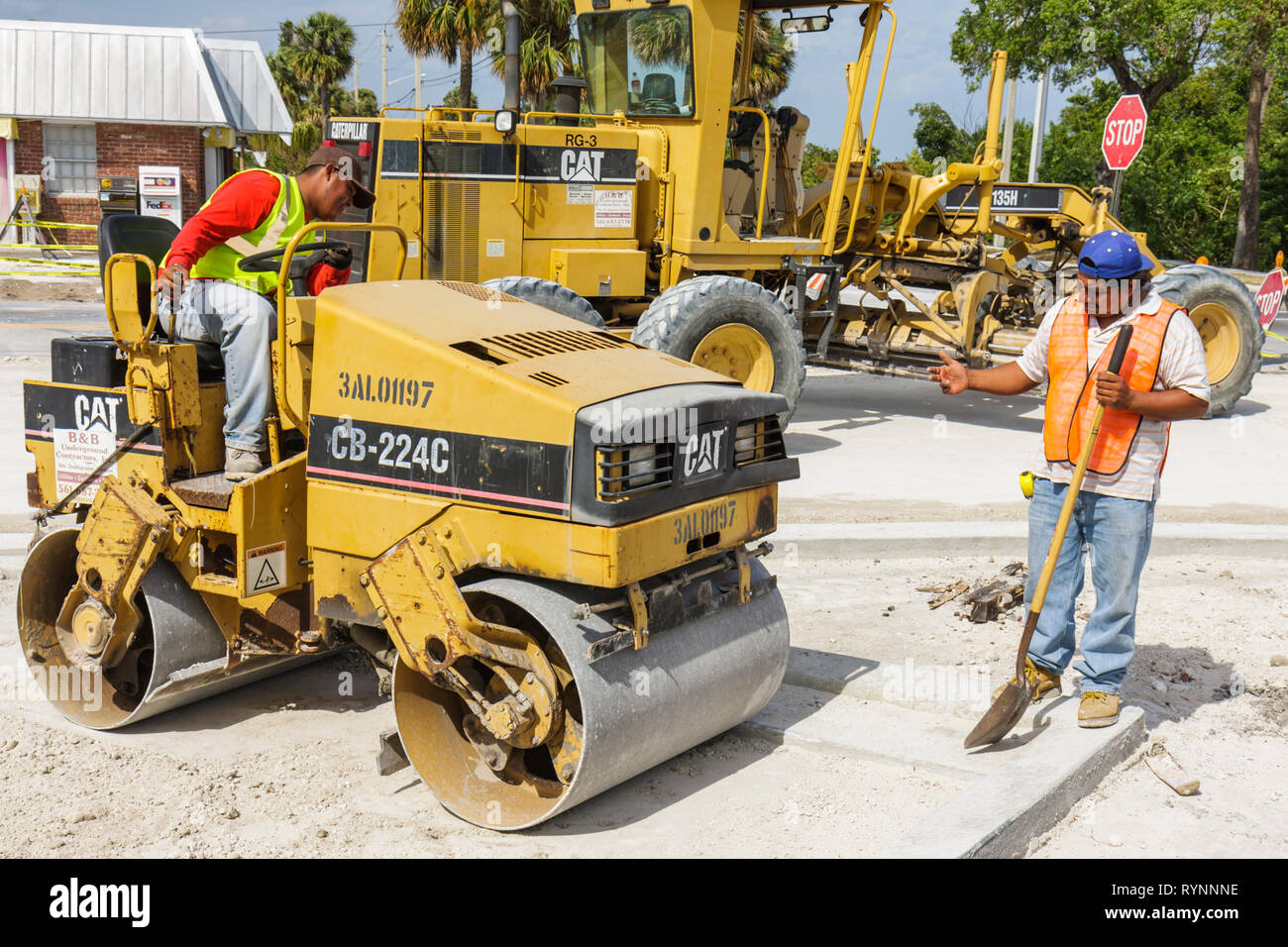 Construction Crew Building High Resolution Stock Photography and Images ...