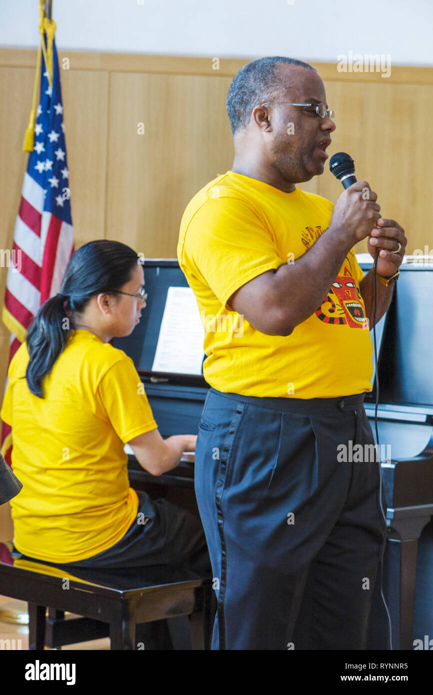 Community sing along hi-res stock photography and images - Alamy