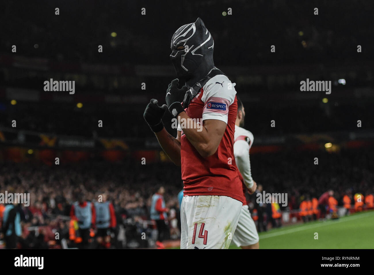 Arsenal emirates stadium crowd hi-res stock photography and images - Alamy