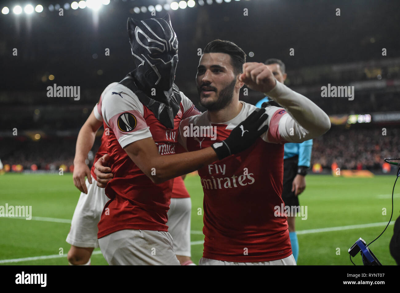 Arsenal emirates stadium crowd hi-res stock photography and images - Alamy