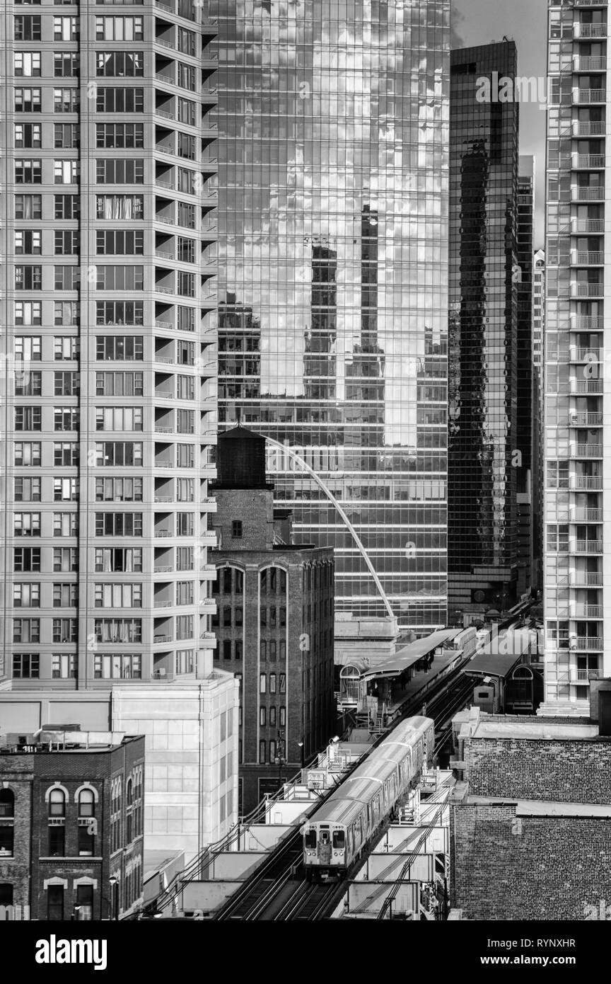 Downtown chicago main street hi-res stock photography and images - Alamy